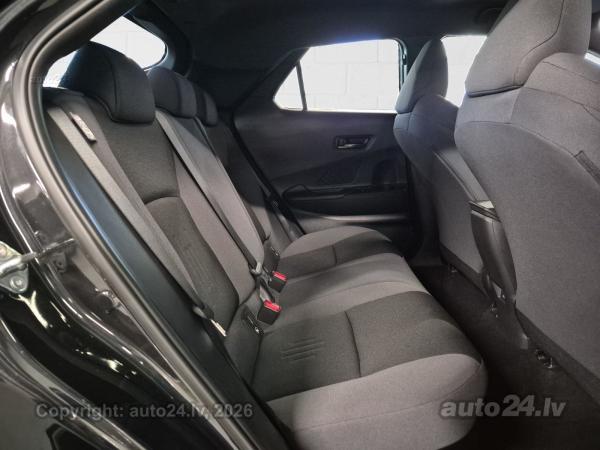 Black Toyota C-HR 2025 in Tallinn, with an engine capacity of 1.80 L and mileage of 33 thousand km for 28990 €, photo 7 on AUTOMOTO.COM.LV