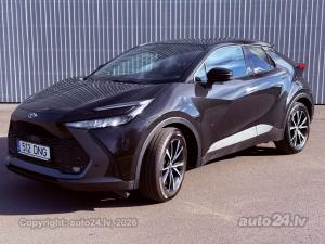 Melns Toyota C-HR 2025 Tallina, ar dzinēja tilpumu 1.80 L un nobraukumu 24 tūkst. km par 28900 €, foto  vietnē AUTOMOTO.COM.LV