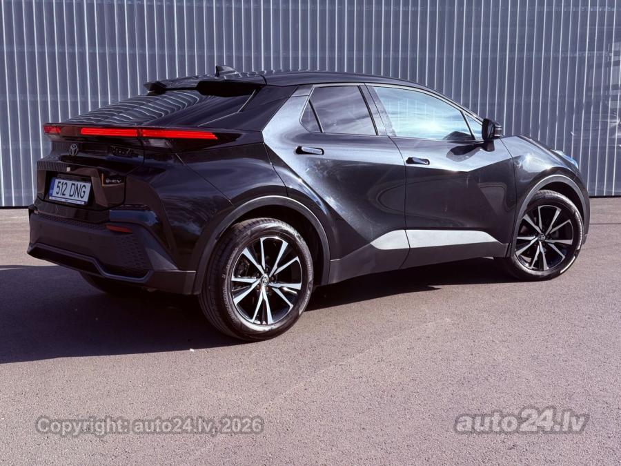 Melns Toyota C-HR 2025 Tallina, ar dzinēja tilpumu 1.80 L un nobraukumu 24 tūkst. km par 28900 €, foto 5 vietnē AUTOMOTO.COM.LV