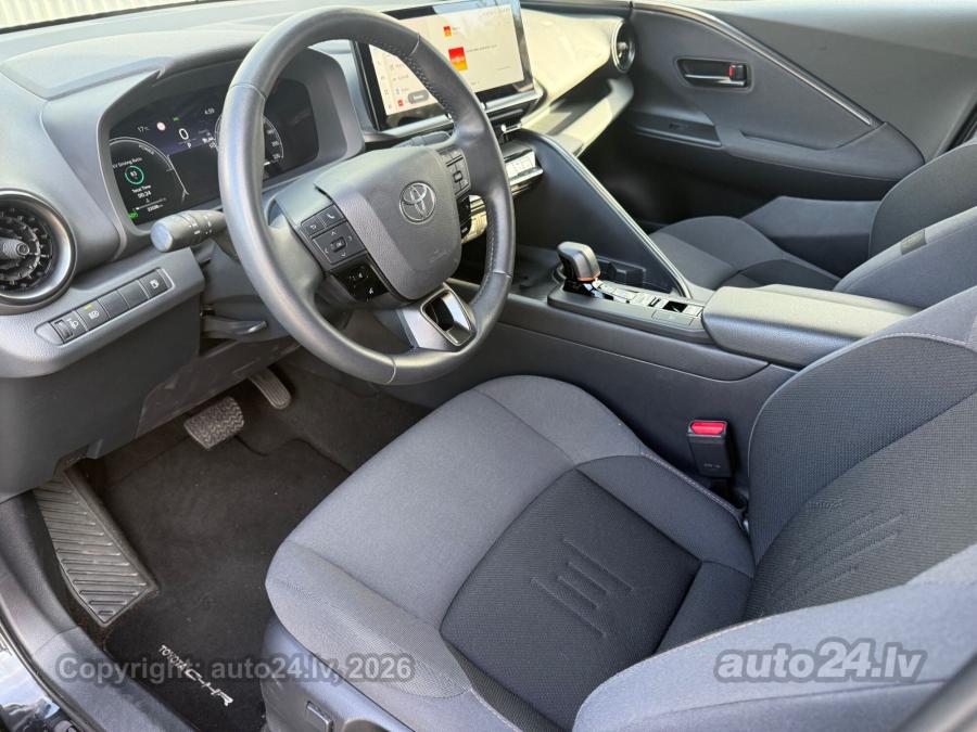 Melns Toyota C-HR 2025 Tallina, ar dzinēja tilpumu 1.80 L un nobraukumu 24 tūkst. km par 28900 €, foto 6 vietnē AUTOMOTO.COM.LV