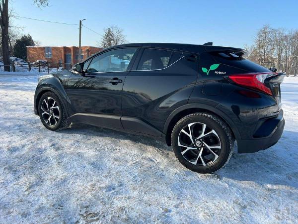 Black Toyota C-HR 2018 in Kaunas, with an engine capacity of 1.80 L and mileage of 227 thousand km for 13450 €, photo 6 on AUTOMOTO.COM.LV