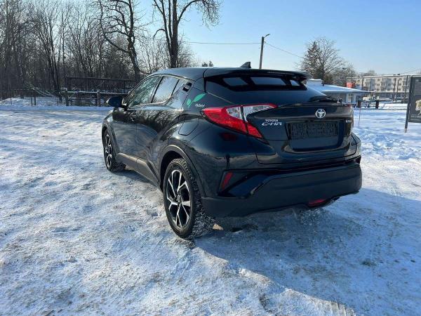 Black Toyota C-HR 2018 in Kaunas, with an engine capacity of 1.80 L and mileage of 227 thousand km for 13450 €, photo 9 on AUTOMOTO.COM.LV