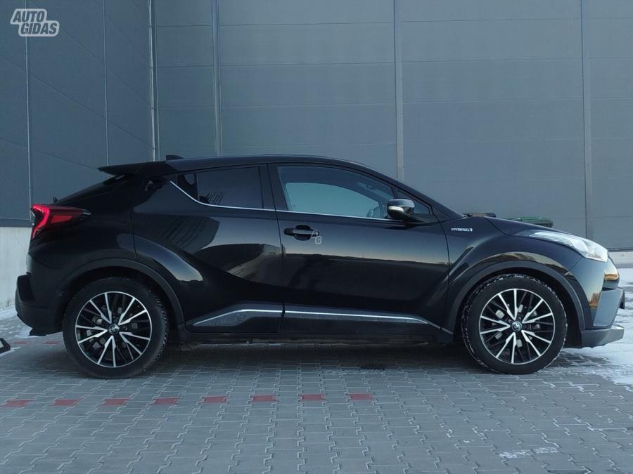 Black Toyota C-HR 2017 in Siauliai, with an engine capacity of 1.80 L and mileage of 233 thousand km for 14500 €, photo 4 on AUTOMOTO.COM.LV
