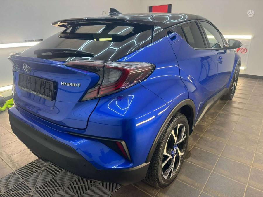 Синий Тойота C-HR 2017 в Вильнюс, объемом двигателя 1.80 л и пробегом 100 тыс. км за 16200 €, фото 3 на AUTOMOTO.COM.LV