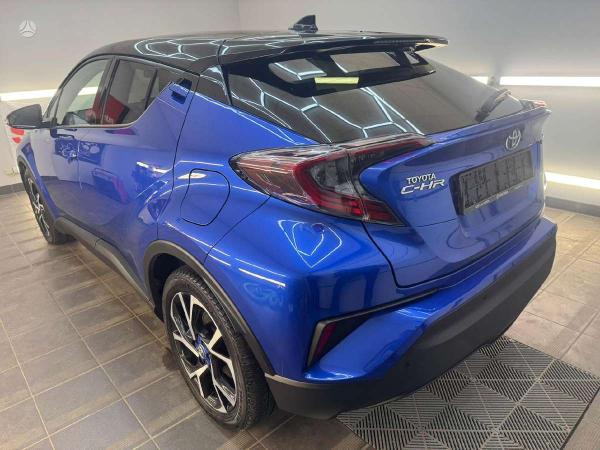 Blue Toyota C-HR 2017 in Vilnius, with an engine capacity of 1.80 L and mileage of 100 thousand km for 16200 €, photo 4 on AUTOMOTO.COM.LV
