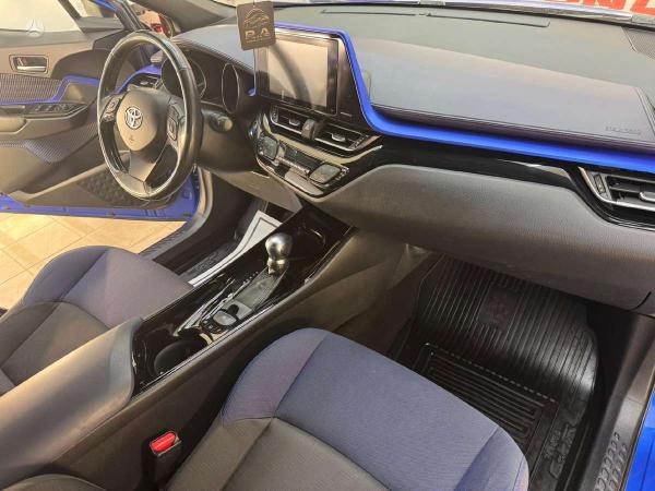 Blue Toyota C-HR 2017 in Vilnius, with an engine capacity of 1.80 L and mileage of 100 thousand km for 16200 €, photo 7 on AUTOMOTO.COM.LV