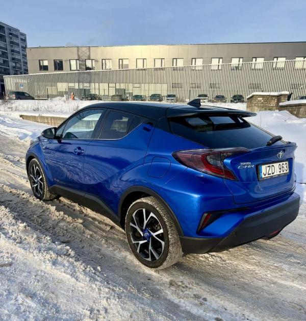 Blue Toyota C-HR 2017 in Vilnius, with an engine capacity of 1.80 L and mileage of 101 thousand km for 16000 €, photo 4 on AUTOMOTO.COM.LV
