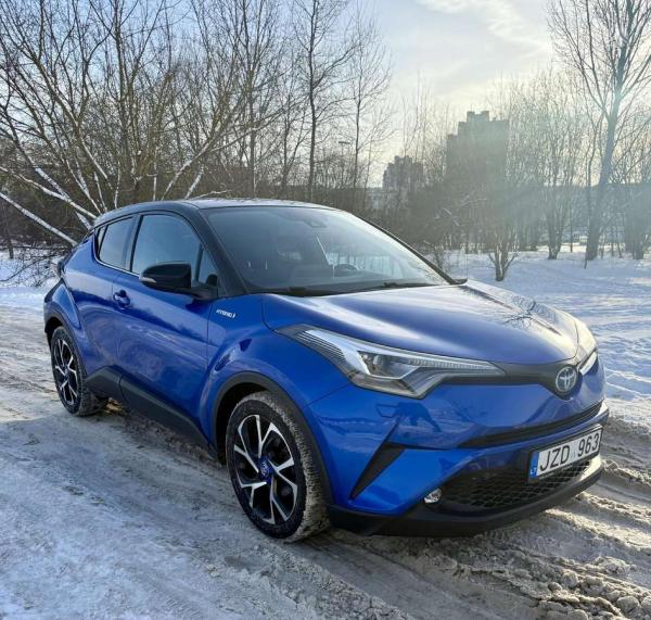 Blue Toyota C-HR 2017 in Vilnius, with an engine capacity of 1.80 L and mileage of 101 thousand km for 15999 €, photo 1 on AUTOMOTO.COM.LV