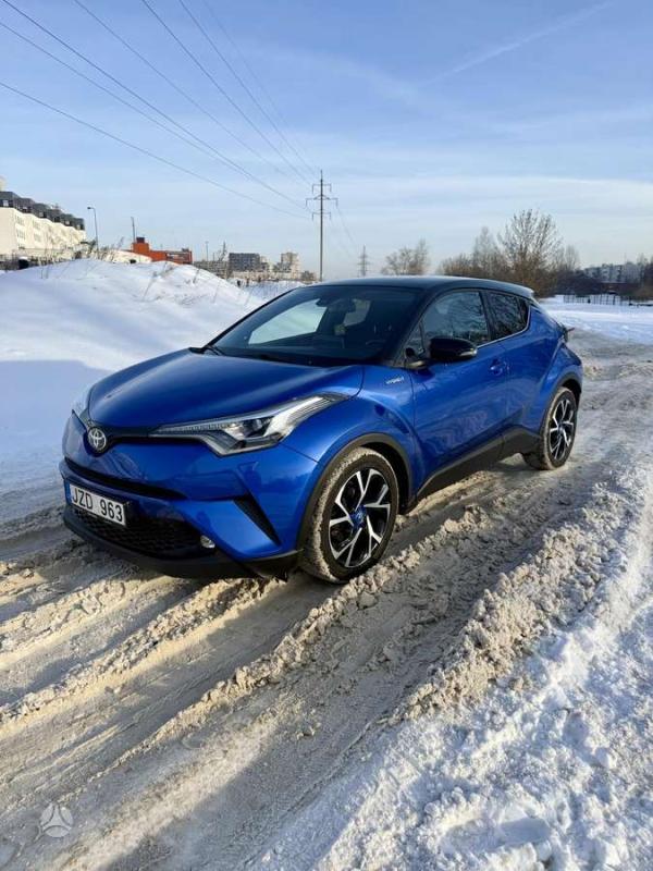 Blue Toyota C-HR 2017 in Vilnius, with an engine capacity of 1.80 L and mileage of 101 thousand km for 15999 €, photo 2 on AUTOMOTO.COM.LV