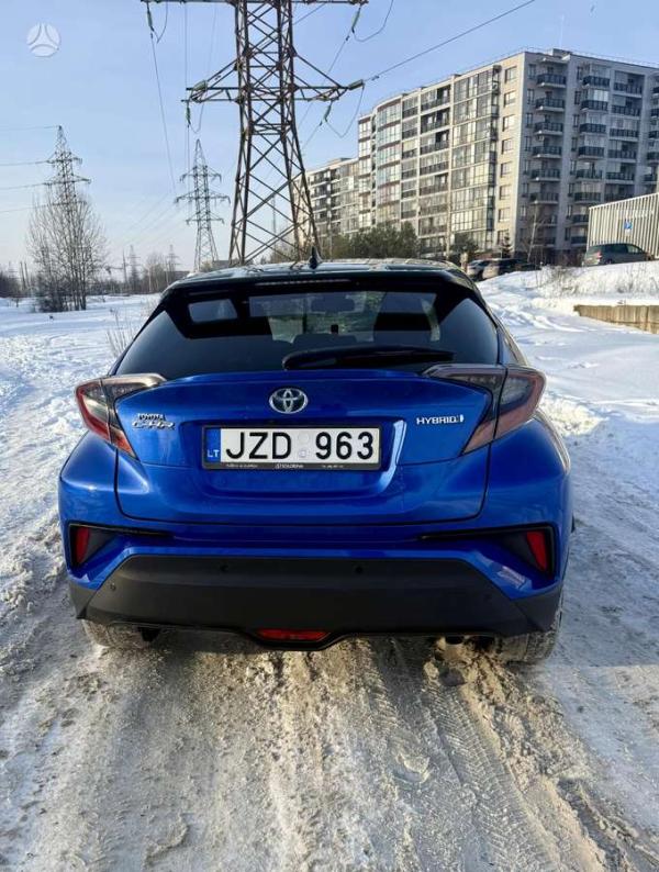 Blue Toyota C-HR 2017 in Vilnius, with an engine capacity of 1.80 L and mileage of 101 thousand km for 15999 €, photo 5 on AUTOMOTO.COM.LV