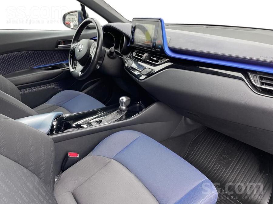 Blue Toyota C-HR 2017 in Riga, with an engine capacity of 1.20 L and mileage of 85 thousand km for 16990 €, photo 7 on AUTOMOTO.COM.LV