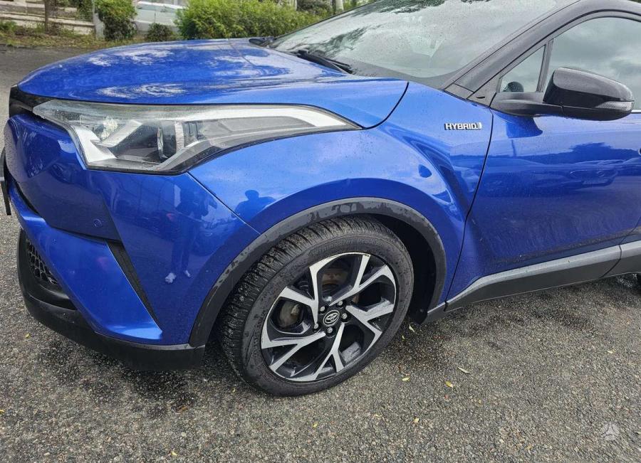 Blue Toyota C-HR 2017 in Vilnius, with an engine capacity of 1.80 L and mileage of 214 thousand km for 14400 €, photo 4 on AUTOMOTO.COM.LV