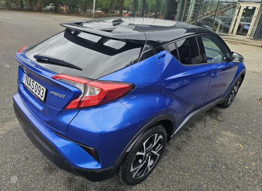 Blue Toyota C-HR 2017 in Vilnius, with an engine capacity of 1.80 L and mileage of 214 thousand km for 14400 €, photo 6 on AUTOMOTO.COM.LV