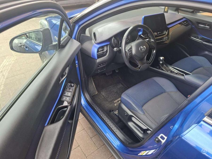 Blue Toyota C-HR 2017 in Vilnius, with an engine capacity of 1.80 L and mileage of 214 thousand km for 14400 €, photo 10 on AUTOMOTO.COM.LV