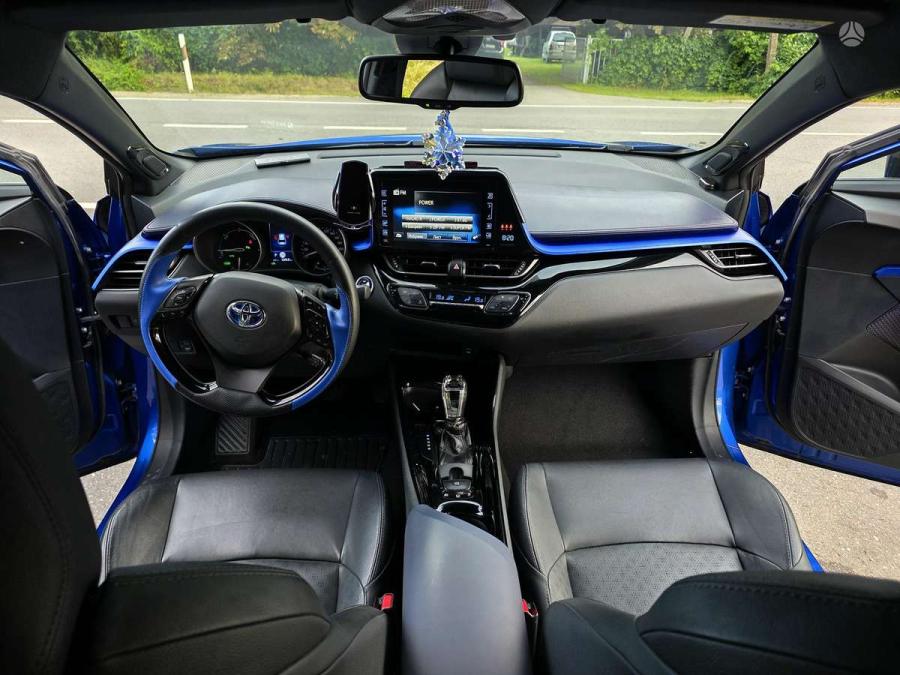Blue Toyota C-HR 2017 in Vilnius, with an engine capacity of 1.80 L and mileage of 170 thousand km for 13800 €, photo 17 on AUTOMOTO.COM.LV