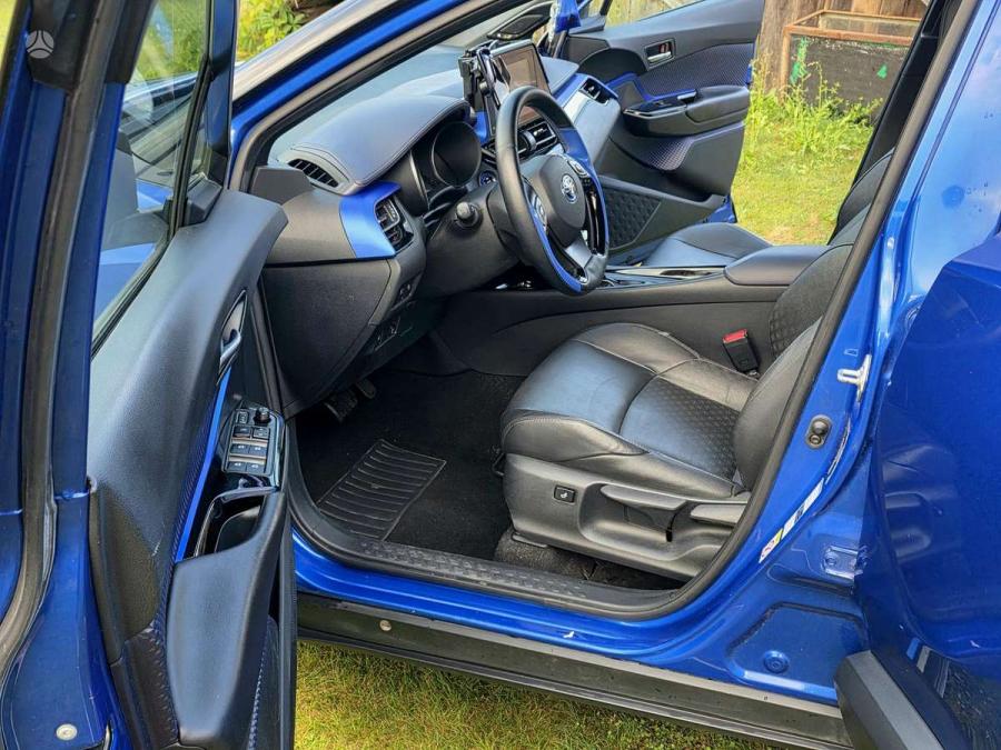 Blue Toyota C-HR 2017 in Vilnius, with an engine capacity of 1.80 L and mileage of 170 thousand km for 13800 €, photo 25 on AUTOMOTO.COM.LV