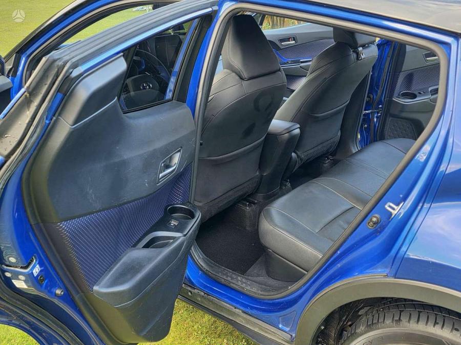 Blue Toyota C-HR 2017 in Vilnius, with an engine capacity of 1.80 L and mileage of 170 thousand km for 13800 €, photo 26 on AUTOMOTO.COM.LV