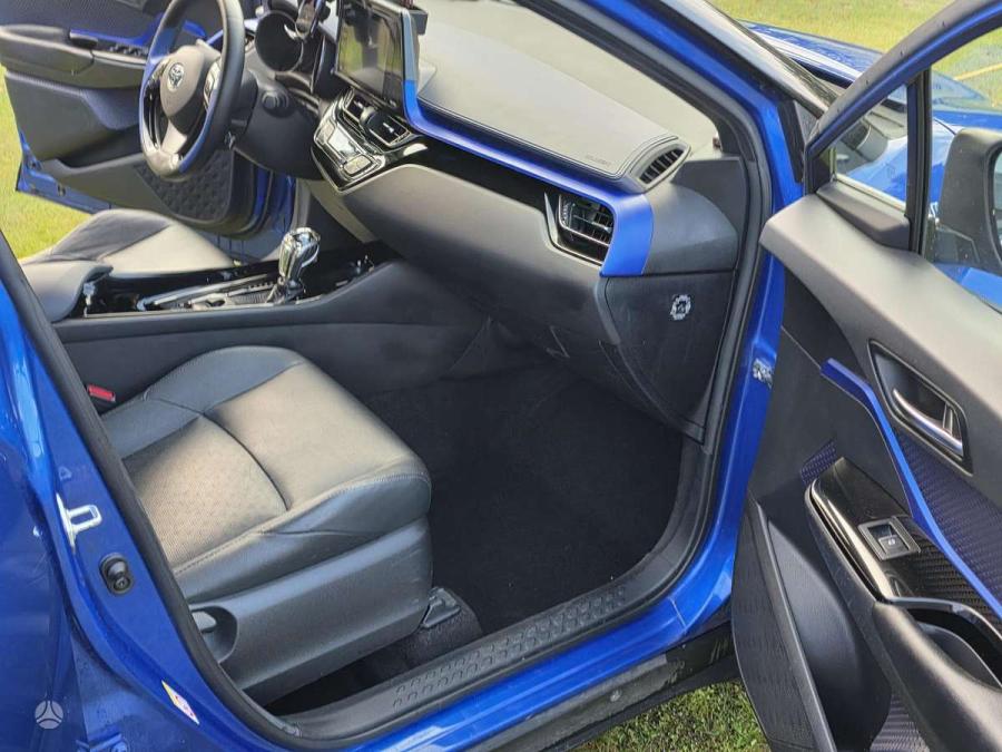 Blue Toyota C-HR 2017 in Vilnius, with an engine capacity of 1.80 L and mileage of 170 thousand km for 13800 €, photo 29 on AUTOMOTO.COM.LV