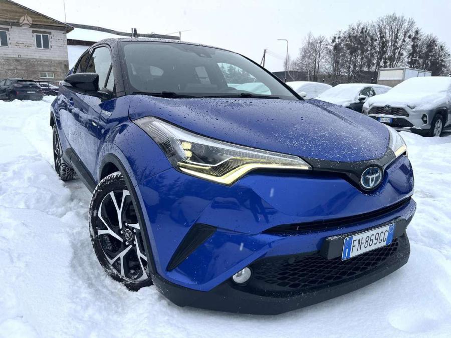 Blue Toyota C-HR 2018 in Kaunas, with an engine capacity of 1.80 L and mileage of 146 thousand km for 16700 €, photo 1 on AUTOMOTO.COM.LV
