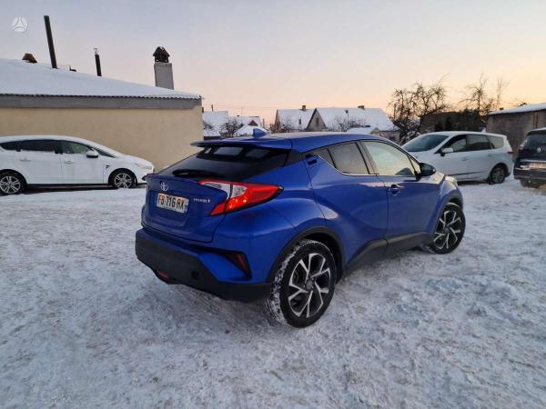 Blue Toyota C-HR 2018 in Taurage, with an engine capacity of 1.80 L and mileage of 188 thousand km for 12705 €, photo 4 on AUTOMOTO.COM.LV