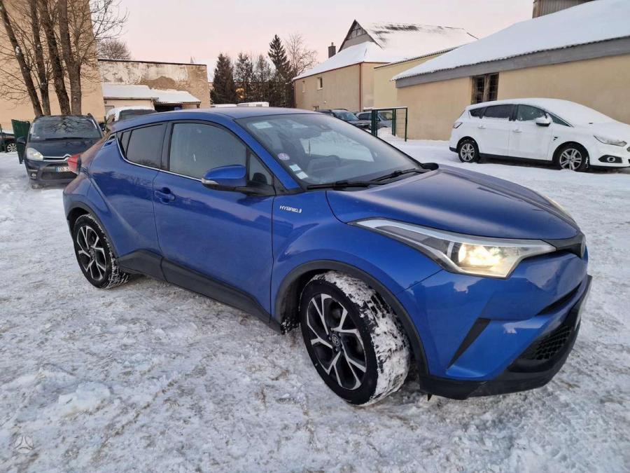 Blue Toyota C-HR 2018 in Taurage, with an engine capacity of 1.80 L and mileage of 188 thousand km for 12705 €, photo 6 on AUTOMOTO.COM.LV