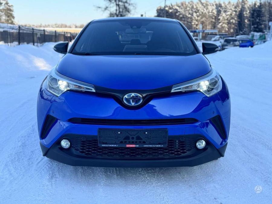 Blue Toyota C-HR 2018 in Vilnius, with an engine capacity of 1.80 L and mileage of 51 thousand km for 17450 €, photo 2 on AUTOMOTO.COM.LV