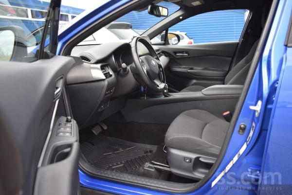 Blue Toyota C-HR 2018 in Riga, with an engine capacity of 1.20 L and mileage of 64 thousand km for 14900 €, photo 3 on AUTOMOTO.COM.LV