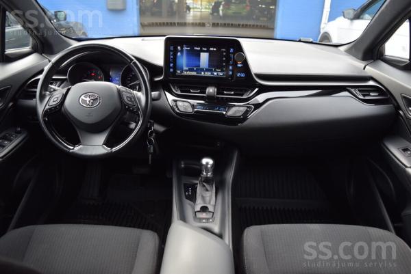 Blue Toyota C-HR 2018 in Riga, with an engine capacity of 1.20 L and mileage of 64 thousand km for 14900 €, photo 4 on AUTOMOTO.COM.LV