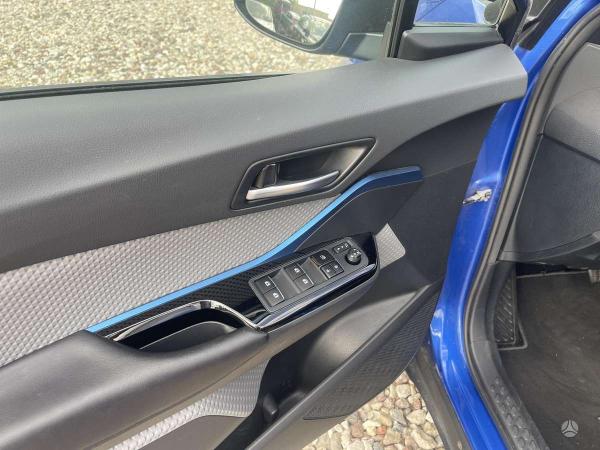 Blue Toyota C-HR 2018 in Kaunas, with an engine capacity of 1.80 L and mileage of 117 thousand km for 15600 €, photo 8 on AUTOMOTO.COM.LV