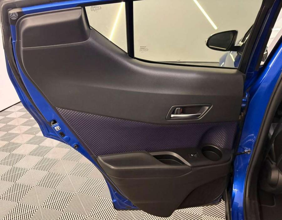 Blue Toyota C-HR 2018 in Marijampole, with an engine capacity of 1.80 L and mileage of 160 thousand km for 16999 €, photo 17 on AUTOMOTO.COM.LV