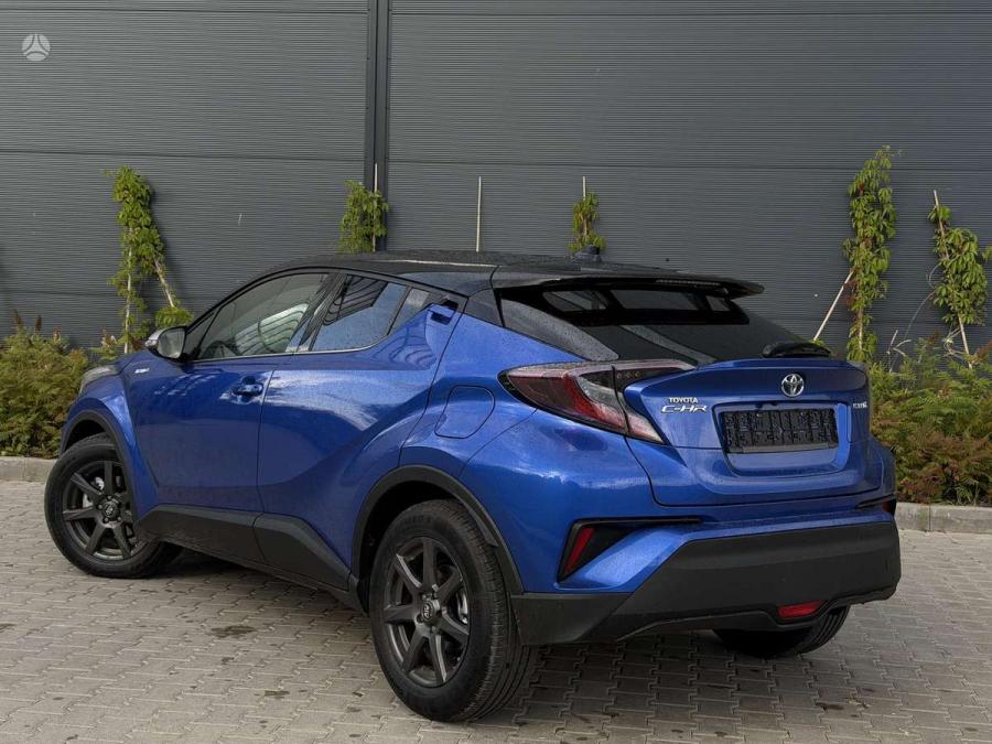 Blue Toyota C-HR 2018 in Vilnius, with an engine capacity of 1.80 L and mileage of 219 thousand km for 13900 €, photo 4 on AUTOMOTO.COM.LV