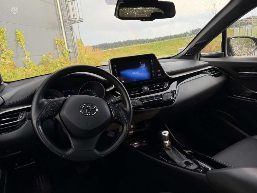 Blue Toyota C-HR 2018 in Vilnius, with an engine capacity of 1.80 L and mileage of 219 thousand km for 13900 €, photo 11 on AUTOMOTO.COM.LV