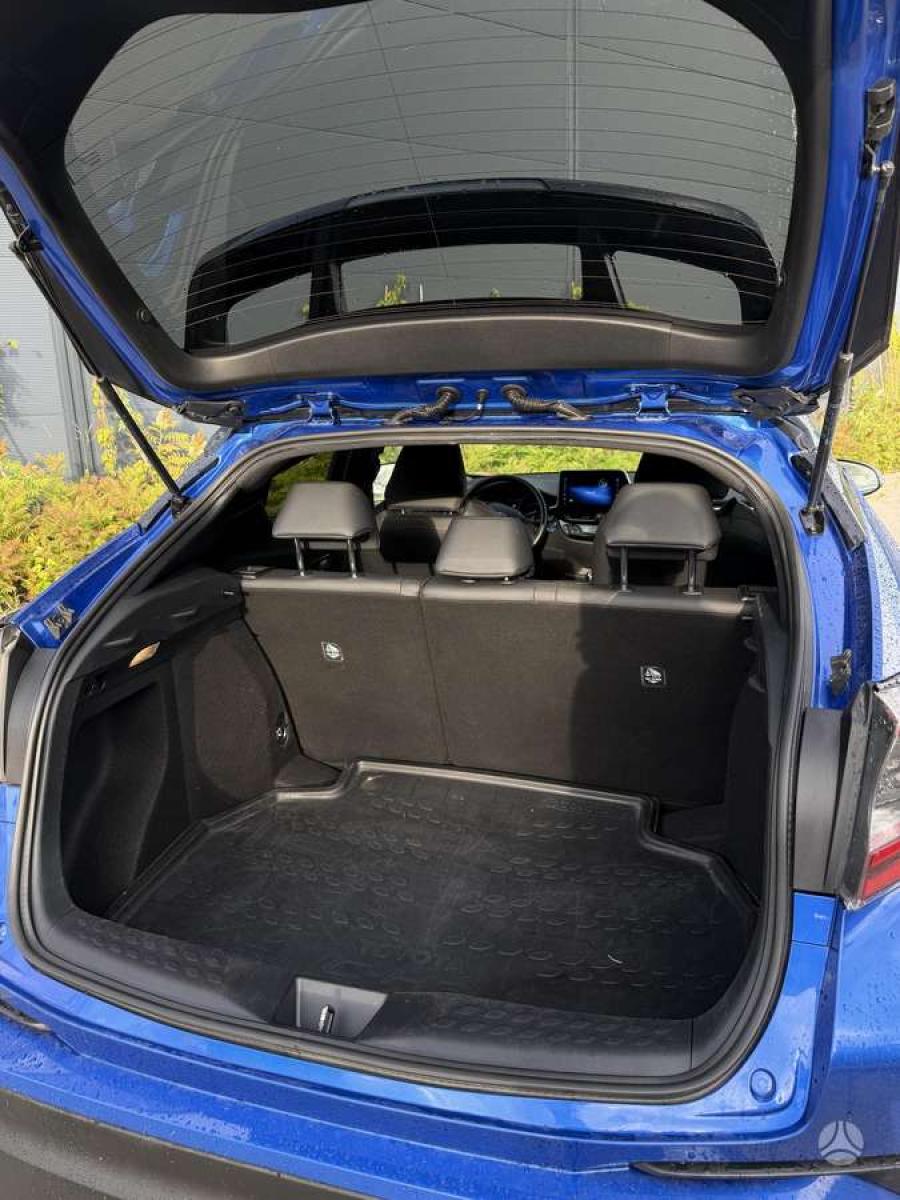 Blue Toyota C-HR 2018 in Vilnius, with an engine capacity of 1.80 L and mileage of 219 thousand km for 13900 €, photo 12 on AUTOMOTO.COM.LV