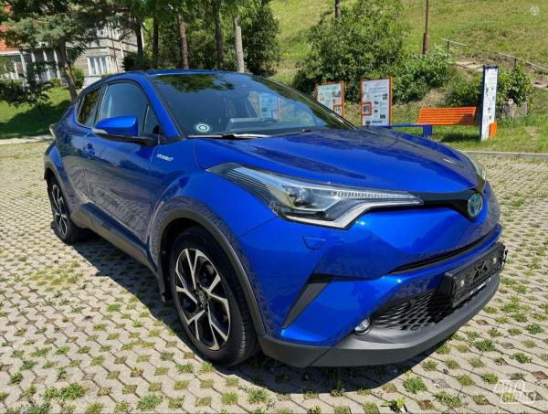 Blue Toyota C-HR 2018 in Kaunas, with an engine capacity of 1.80 L and mileage of 141 thousand km for 16950 €, photo 5 on AUTOMOTO.COM.LV