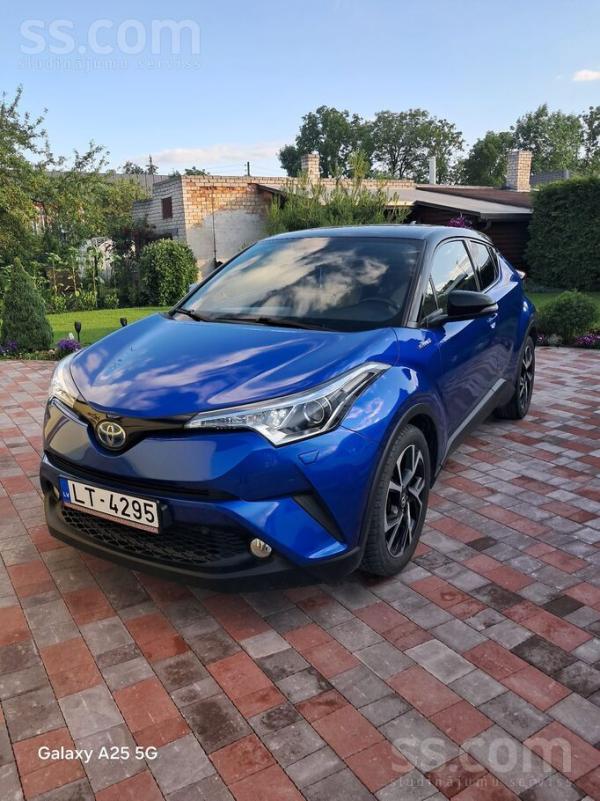 Blue Toyota C-HR 2018 in Jelgava, with an engine capacity of 1.80 L and mileage of 111 thousand km for 16000 €, photo 3 on AUTOMOTO.COM.LV