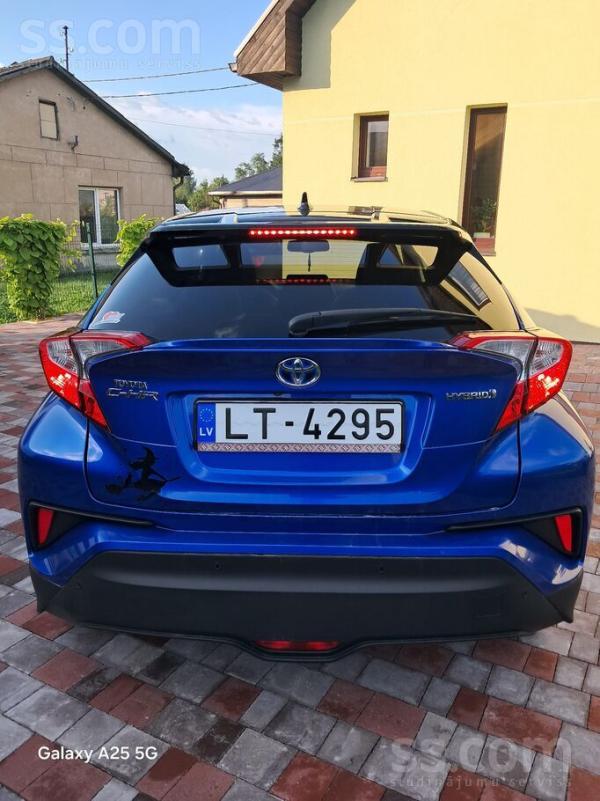 Blue Toyota C-HR 2018 in Jelgava, with an engine capacity of 1.80 L and mileage of 111 thousand km for 16000 €, photo 4 on AUTOMOTO.COM.LV
