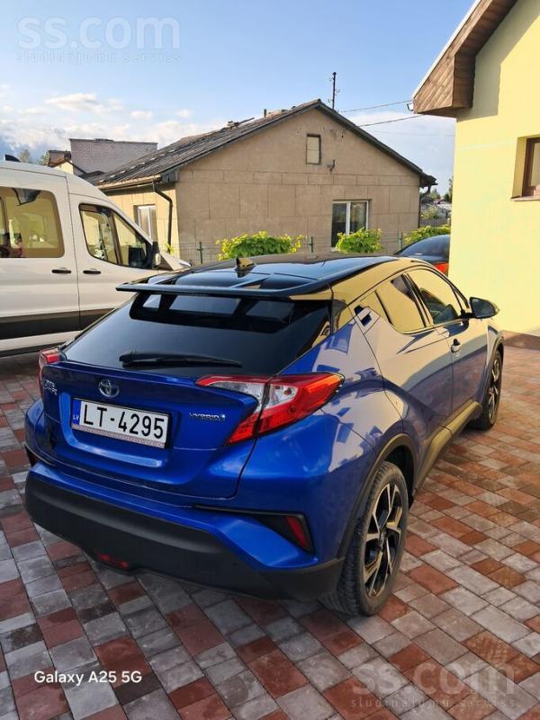 Blue Toyota C-HR 2018 in Jelgava, with an engine capacity of 1.80 L and mileage of 111 thousand km for 16000 €, photo 5 on AUTOMOTO.COM.LV