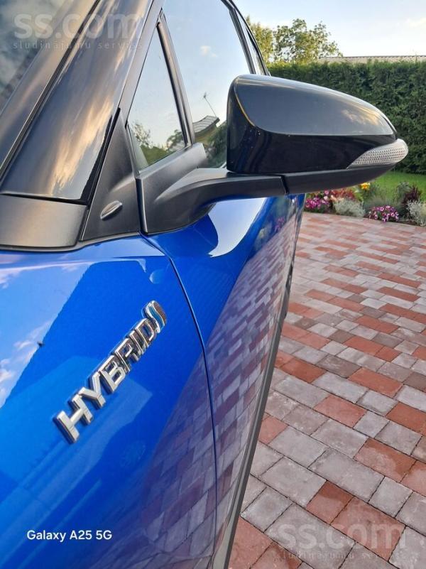 Blue Toyota C-HR 2018 in Jelgava, with an engine capacity of 1.80 L and mileage of 111 thousand km for 16000 €, photo 8 on AUTOMOTO.COM.LV