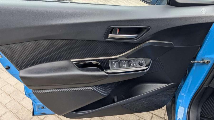 Синий Тойота C-HR 2018 в Каунас, объемом двигателя 1.80 л и пробегом 100 тыс. км за 17500 €, фото 21 на AUTOMOTO.COM.LV