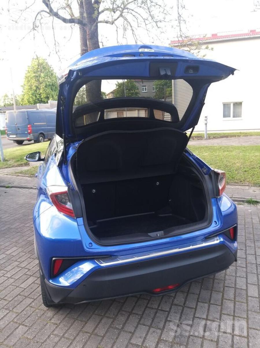 Blue Toyota C-HR 2019 in Ventspils, with an engine capacity of 1.80 L and mileage of 88 thousand km for 20150 €, photo 4 on AUTOMOTO.COM.LV