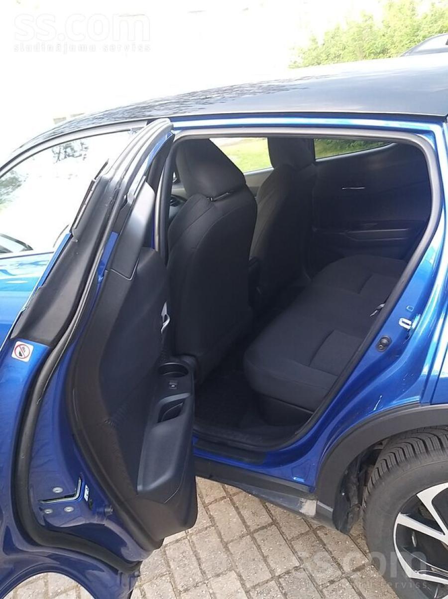Blue Toyota C-HR 2019 in Ventspils, with an engine capacity of 1.80 L and mileage of 88 thousand km for 20150 €, photo 6 on AUTOMOTO.COM.LV