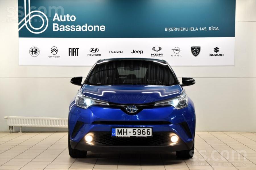 Blue Toyota C-HR 2019 in Riga, with an engine capacity of 1.80 L and mileage of 100 thousand km for 16990 €, photo 2 on AUTOMOTO.COM.LV