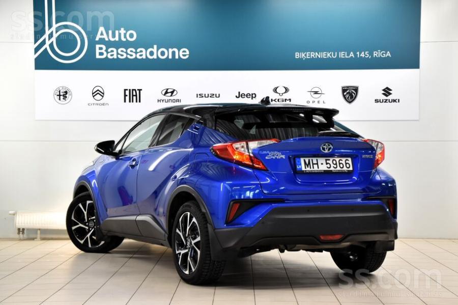 Blue Toyota C-HR 2019 in Riga, with an engine capacity of 1.80 L and mileage of 100 thousand km for 16990 €, photo 8 on AUTOMOTO.COM.LV