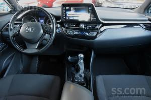 Blue Toyota C-HR 2019 in Riga, with an engine capacity of 1.80 L and mileage of 100 thousand km for 16990 €, photo 10 on AUTOMOTO.COM.LV
