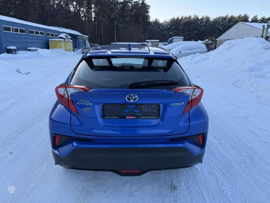 Blue Toyota C-HR 2019 in Vilnius, with an engine capacity of 1.80 L and mileage of 126 thousand km for 16350 €, photo 5 on AUTOMOTO.COM.LV
