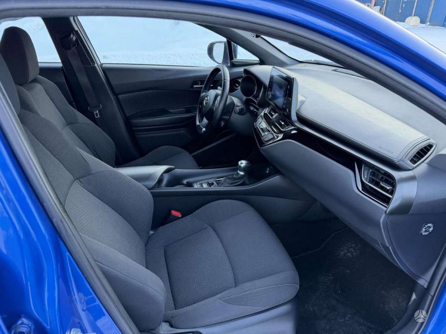 Blue Toyota C-HR 2019 in Vilnius, with an engine capacity of 1.80 L and mileage of 126 thousand km for 16350 €, photo 8 on AUTOMOTO.COM.LV
