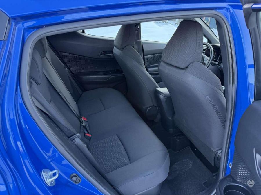 Blue Toyota C-HR 2019 in Vilnius, with an engine capacity of 1.80 L and mileage of 126 thousand km for 16350 €, photo 10 on AUTOMOTO.COM.LV