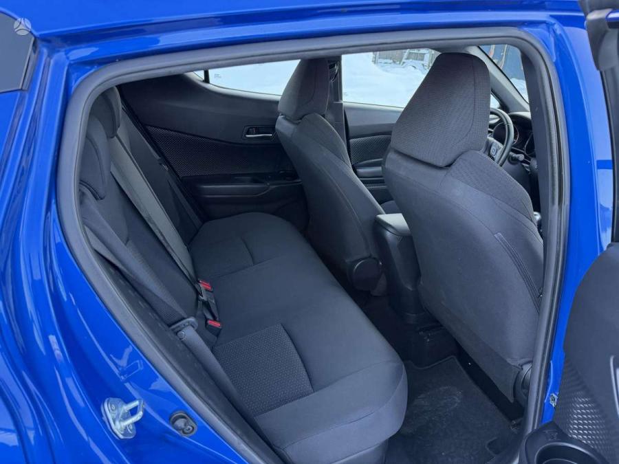 Blue Toyota C-HR 2019 in Vilnius, with an engine capacity of 1.80 L and mileage of 126 thousand km for 16350 €, photo 11 on AUTOMOTO.COM.LV