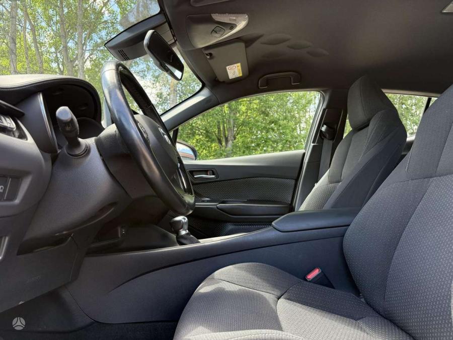 Blue Toyota C-HR 2019 in Vilnius, with an engine capacity of 1.80 L and mileage of 139 thousand km for 15990 €, photo 15 on AUTOMOTO.COM.LV