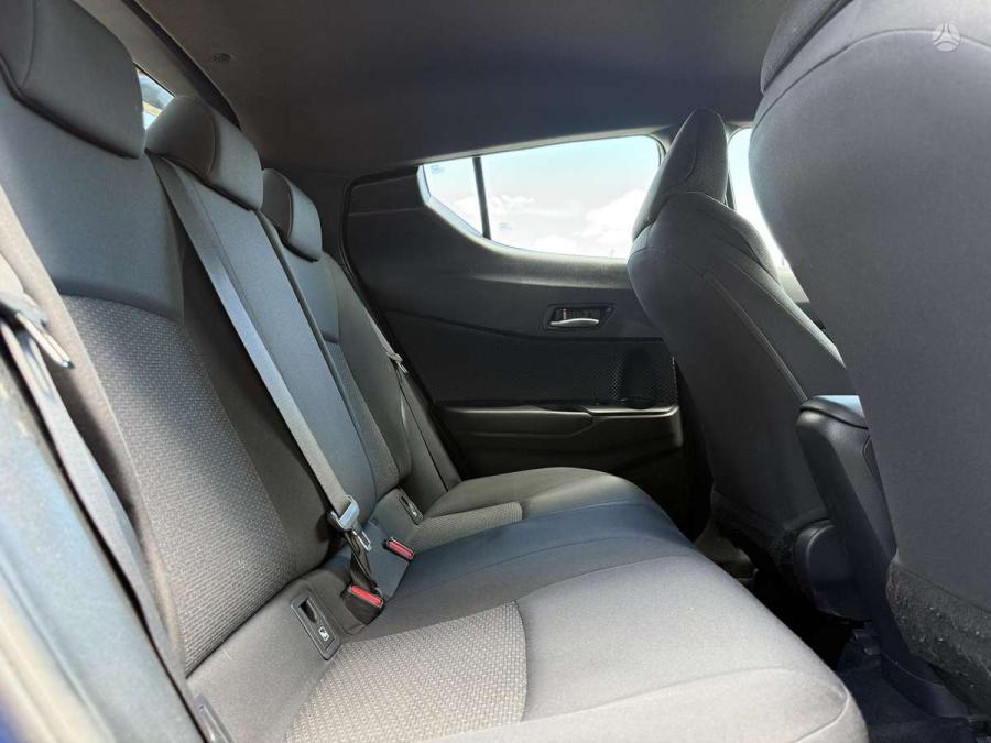 Blue Toyota C-HR 2019 in Vilnius, with an engine capacity of 1.80 L and mileage of 139 thousand km for 15990 €, photo 19 on AUTOMOTO.COM.LV